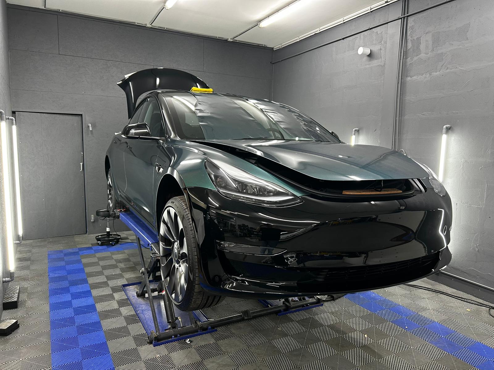 Tesla Model 3 en Omega Skinz Dragon Tear - Un éclat vert métallisé ...